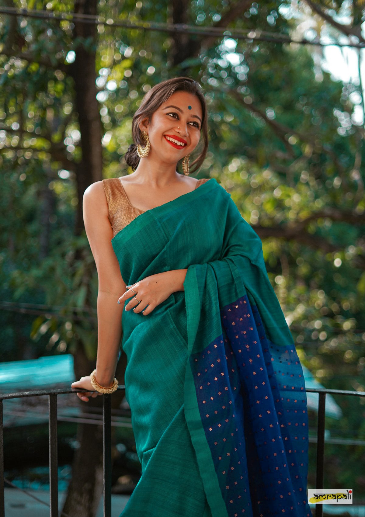 Handwoven Pure Matka with Woven Gold Sequins – Amrapali Boutique