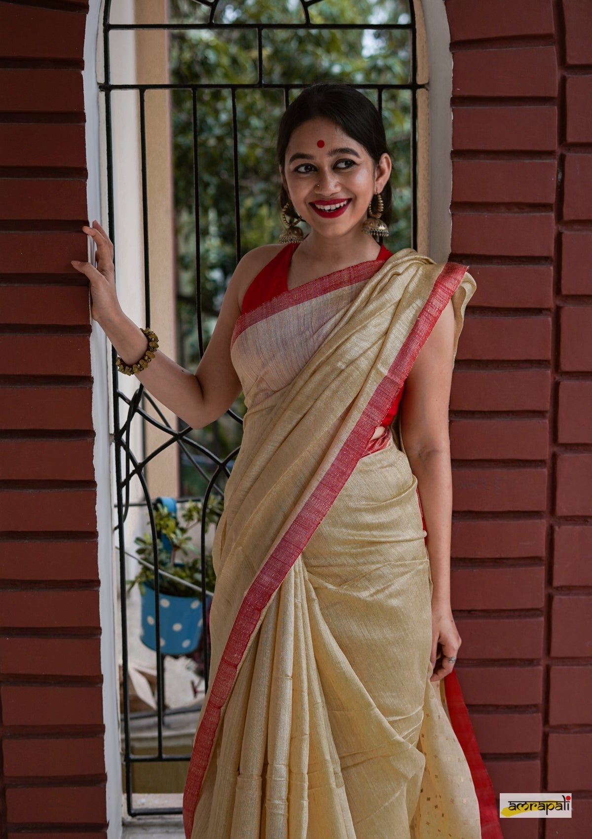 Handwoven Pure Matka with Woven Gold Sequins – Amrapali Boutique