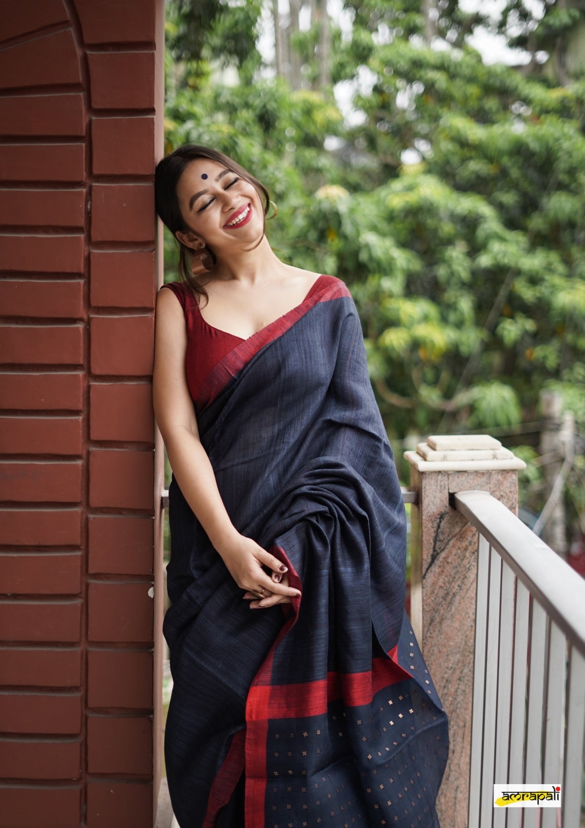 Handwoven Pure Matka with Woven Gold Sequins – Amrapali Boutique