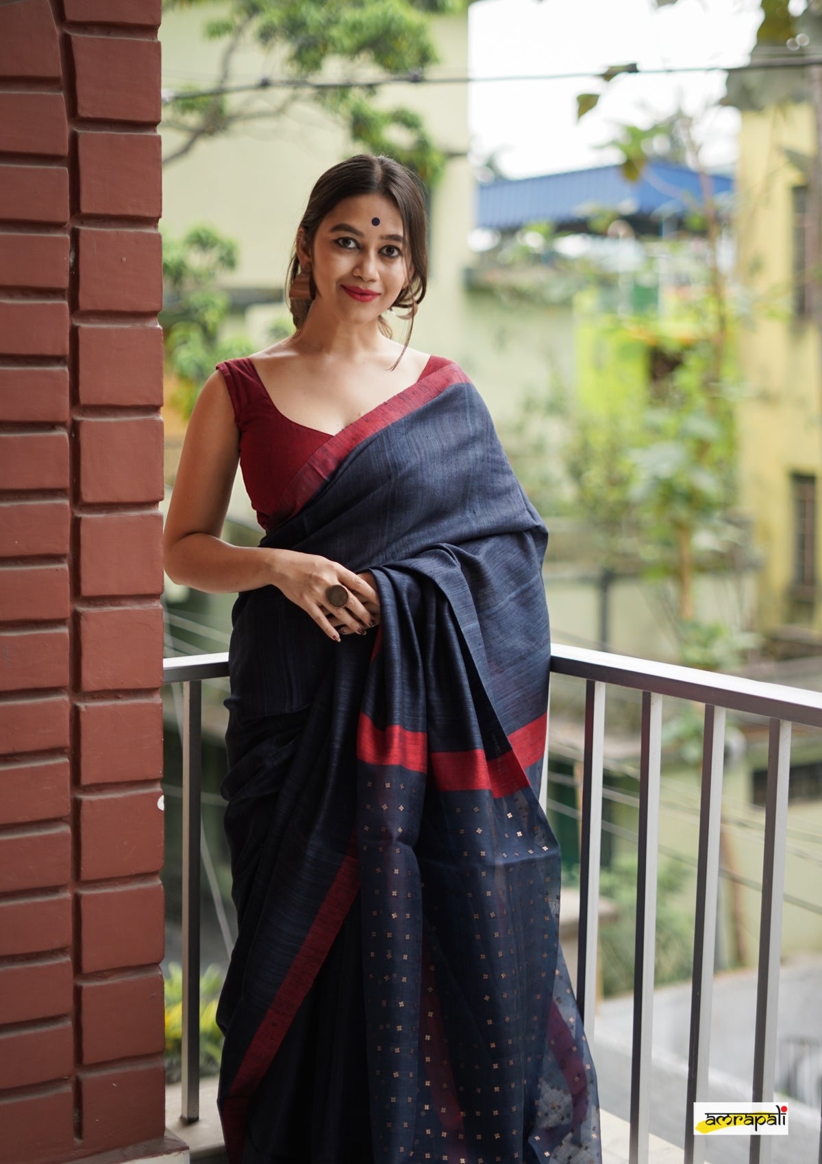 Handwoven Pure Matka with Woven Gold Sequins – Amrapali Boutique