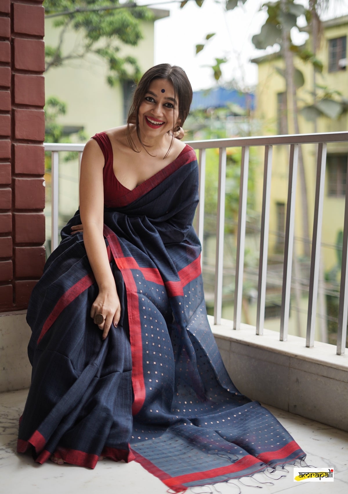 Handwoven Pure Matka with Woven Gold Sequins – Amrapali Boutique